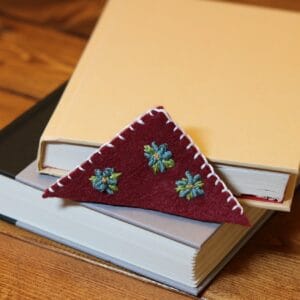 FREE PDF PATTERN- Felt Corner Bookmark in 3 sizes